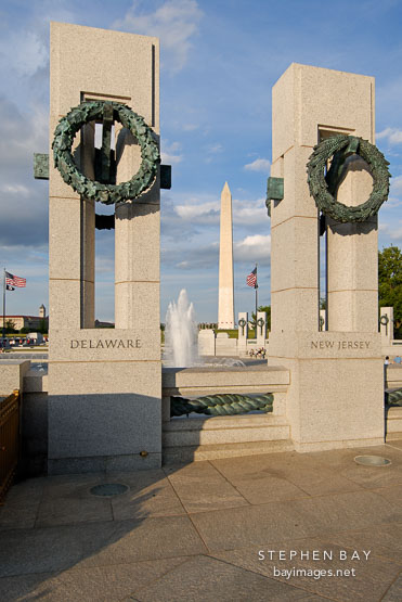 Photo: Washington Monument between two pillars at the National World ...